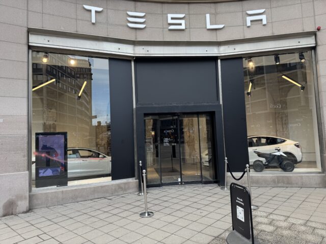 Positiva Asienbörser – kronan fortsätter försvagas – Tesla ska ner 90% ...